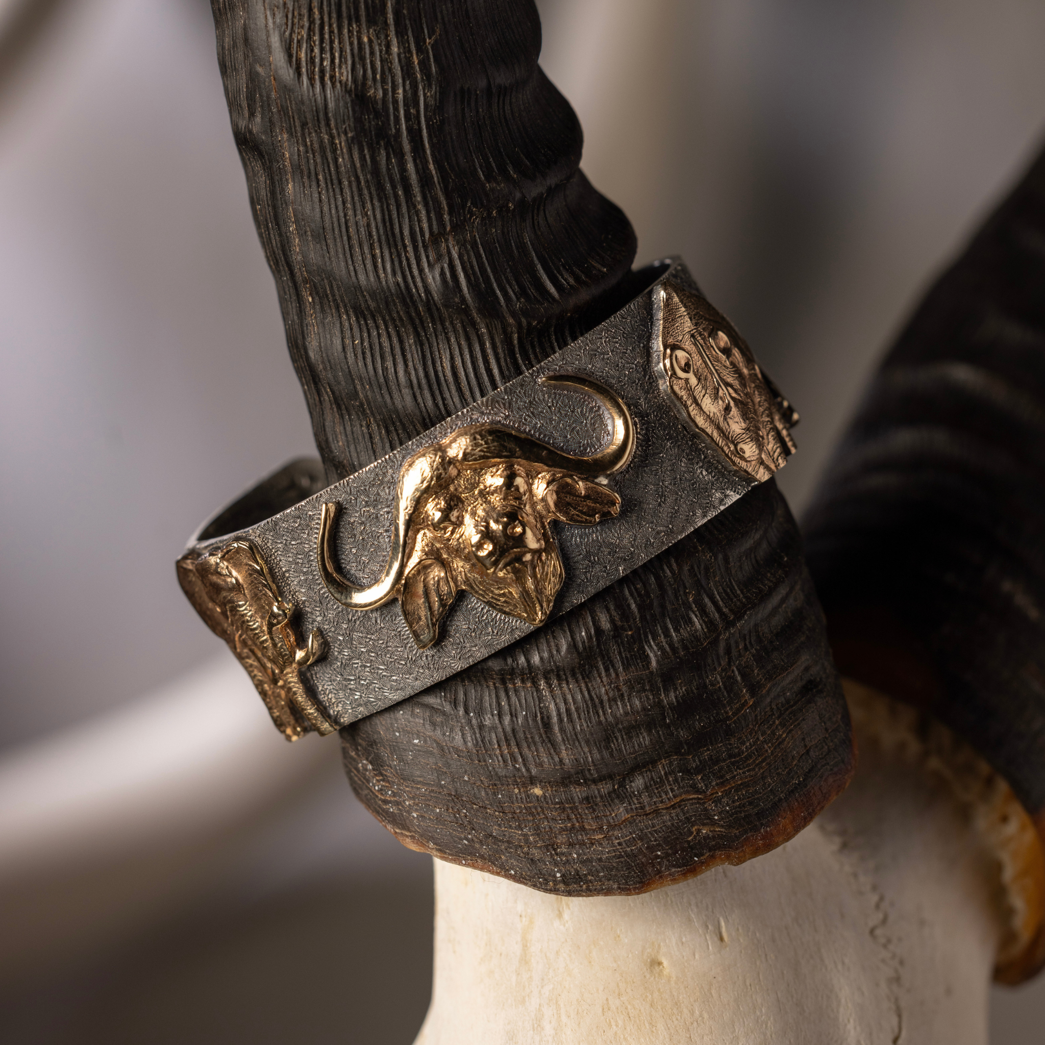 Bracelet 1607 Gold Safari Big Five – Clint Orms Engravers & Silversmiths